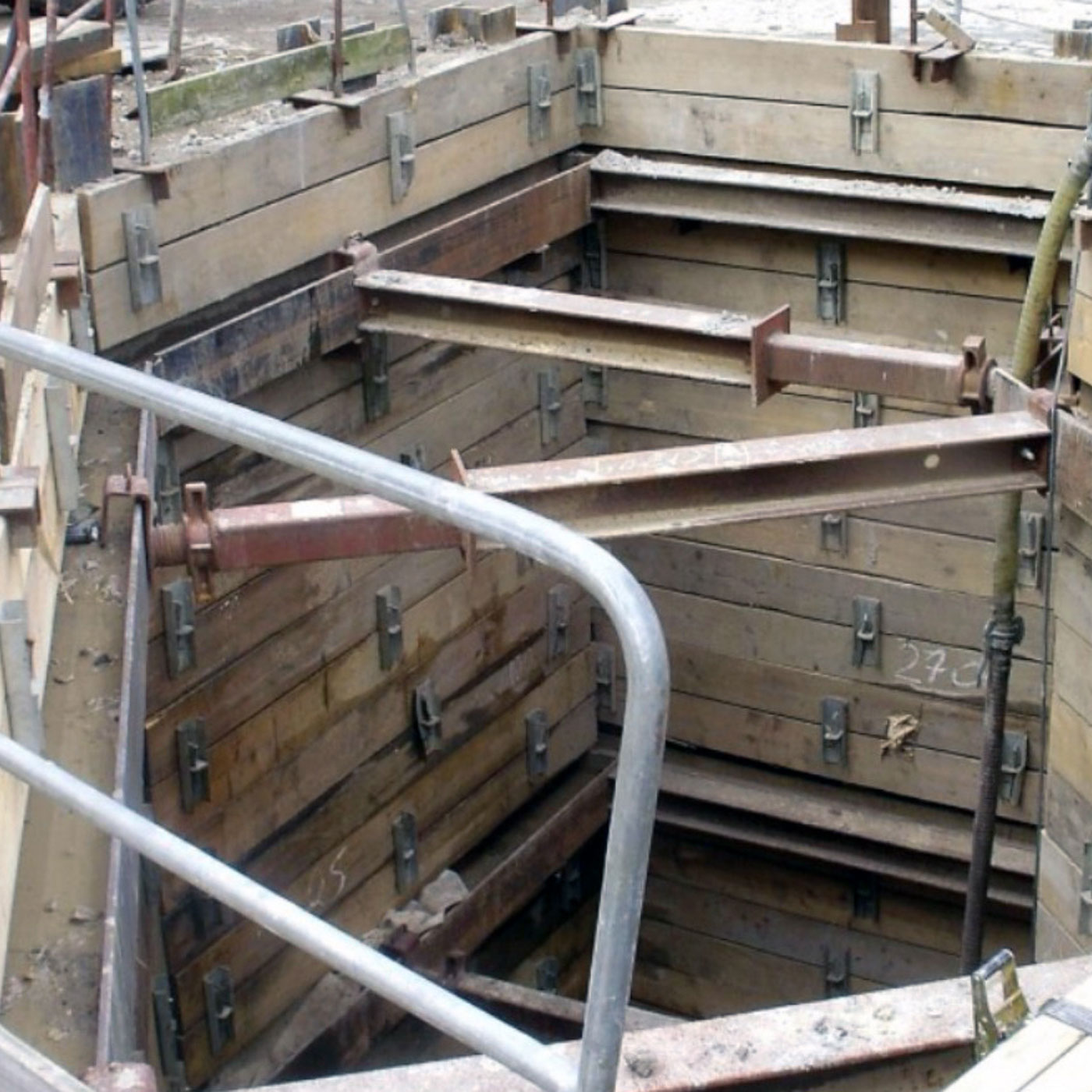 Trench struts - ISCHEBECK TITAN